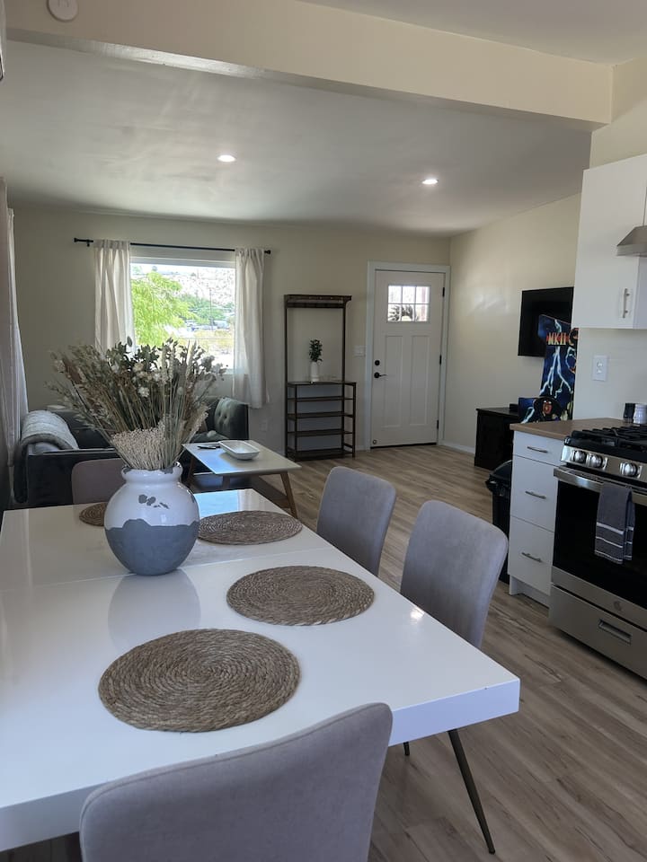 Cozy Modern 2br House - Twentynine Palms, CA