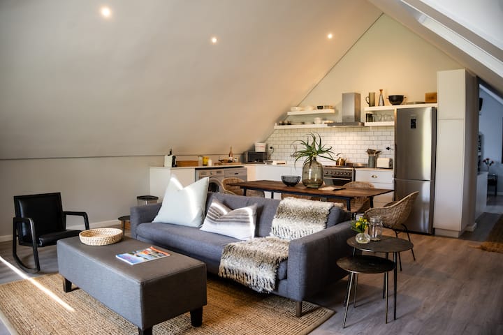 Luxury Mountain View Loft Apartment - Stellenbosch
