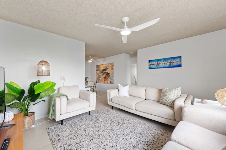 Sunny Seaside Getaway - Redcliffe