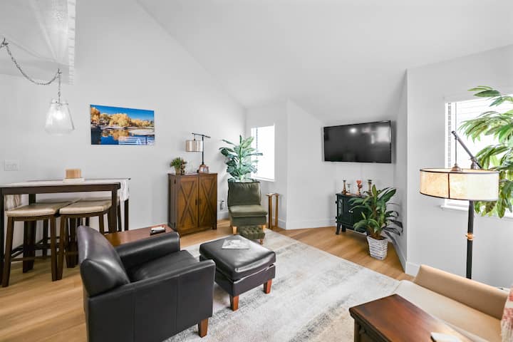 Cozy Beautifully Renovated Townhome! - Reno, NV