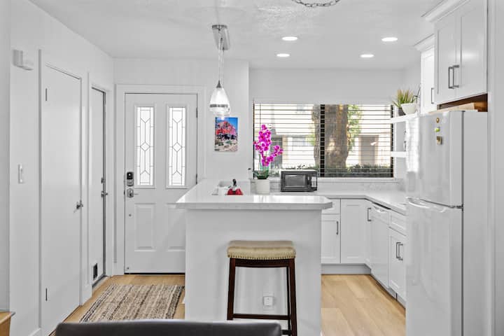 Cozy Beautifully Renovated Townhome! - Sparks, NV