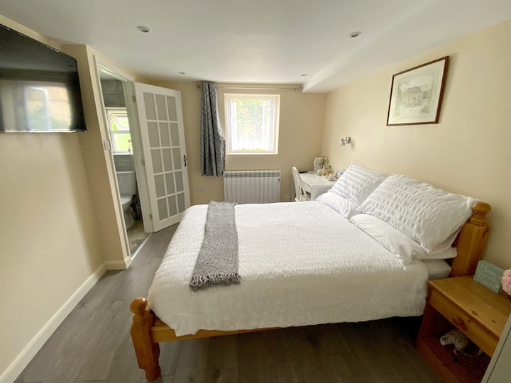Ensuite Bedroom With A Shared Kitchen/living Room - Oxford