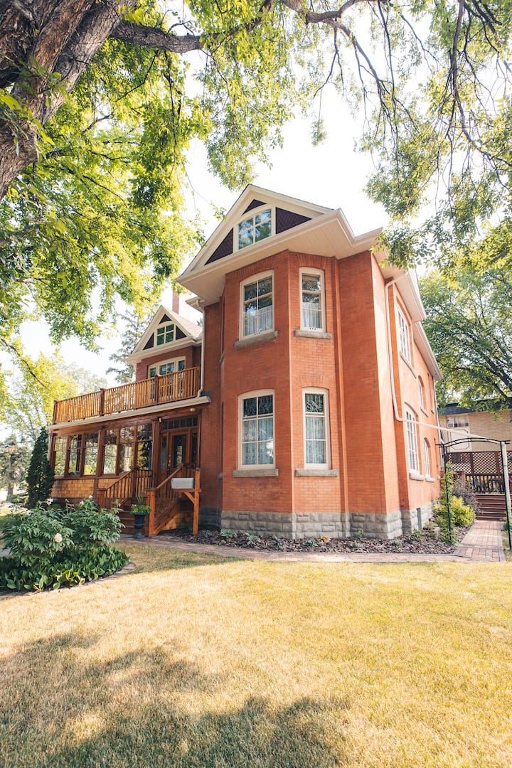The Ellis House - 1908 Historic Home - Red Deer