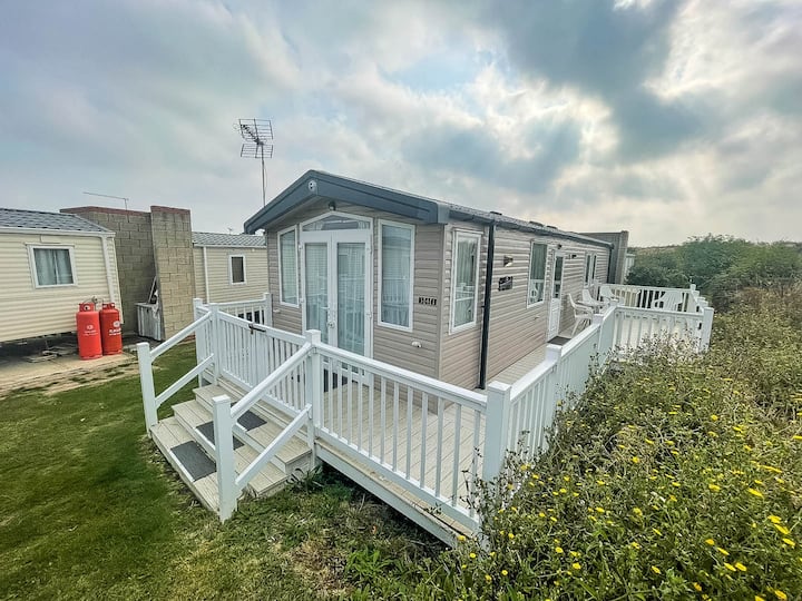 Lovely Caravan With Decking In Essex Ref 17341br - Frinton-on-Sea