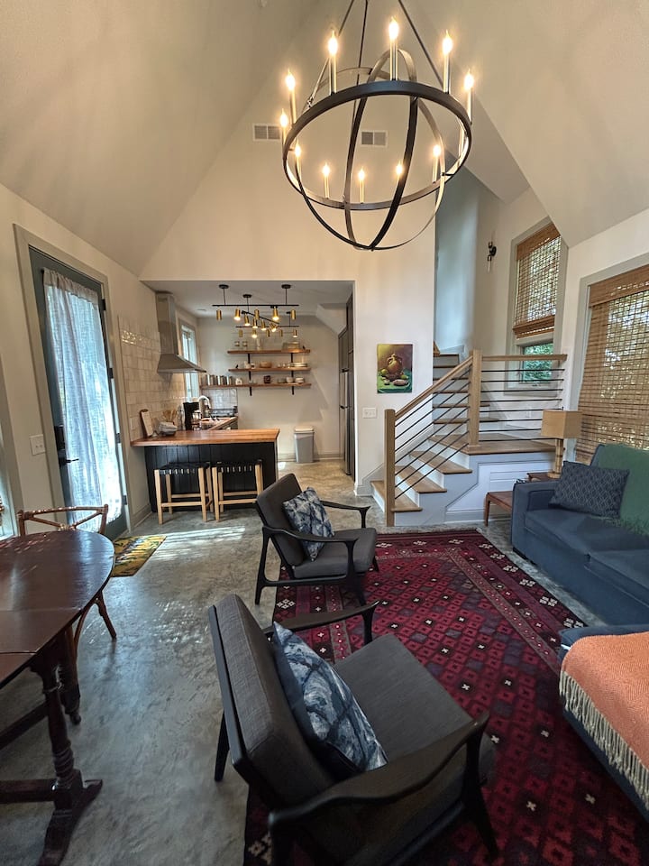 Spacious Guesthouse Near All Of Nashville's Best - Nashville, TN