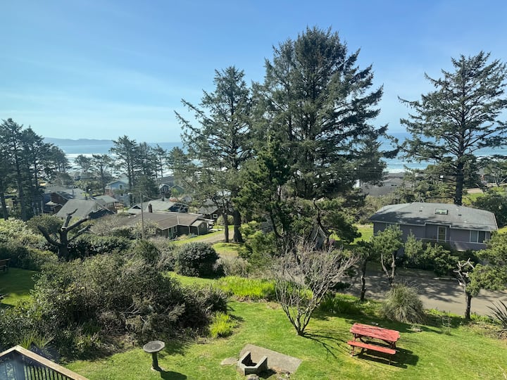 Stroll To The Beach From This 2bdr/1 Bth Bungalow - Oceanside, OR