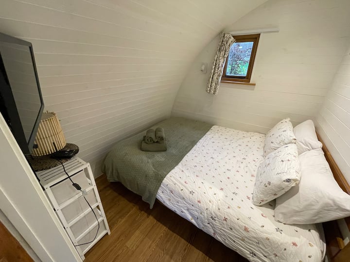 Hedgehog - 1 Bedroom Cabin - Saffron Walden