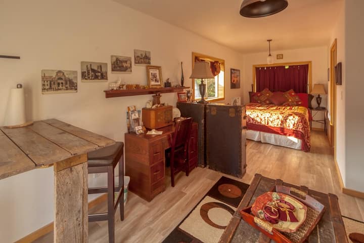 Ely's Reach Bnb, The Burgundy Bungalow - Powell River