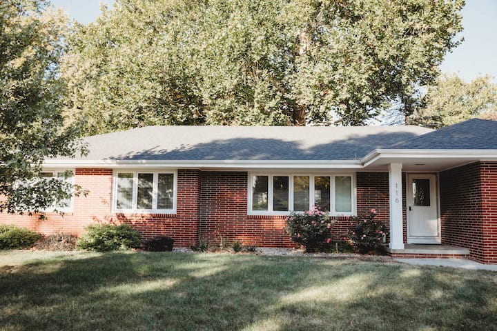 Entire Brick Ranch In Ankeny Three Queen Beds - Ankeny, IA