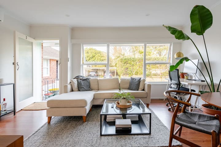 Cute, Light-filled Home - Auckland