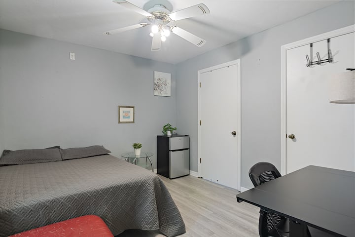 Pleasant Private Bedroom - Gainesville, FL