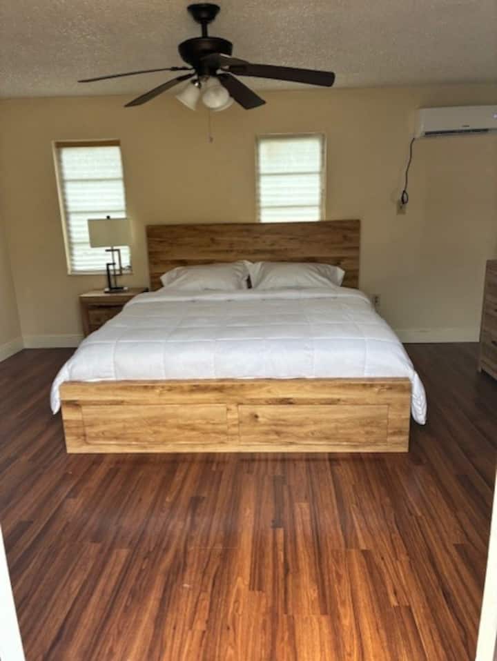 Newly Updated Spacious Miami Studio Suite! - South Miami, FL