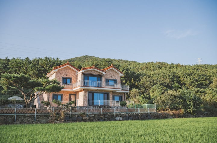 옥산오름
거제펜션 | 가족여행 | 아기동반 | 넓은 마당&숙소 |바베큐장|일주일·한달살기 - 거제시