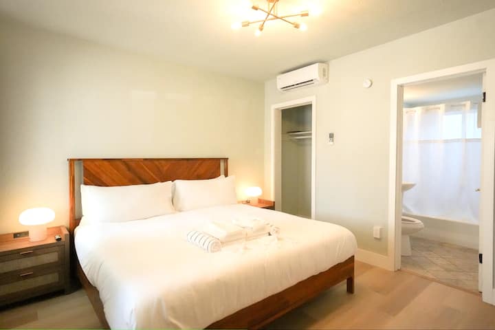3 Min To Beach ~ Pool ~ Free Parking ~ - Clearwater Beach