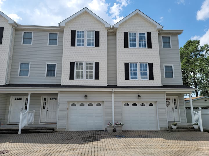 5 Blocks To Beach, Pool, Parking, 2 Master Suites - Rehoboth Beach, DE