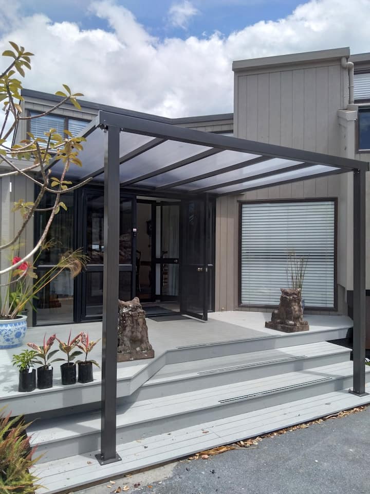 The Tawnys - Russell