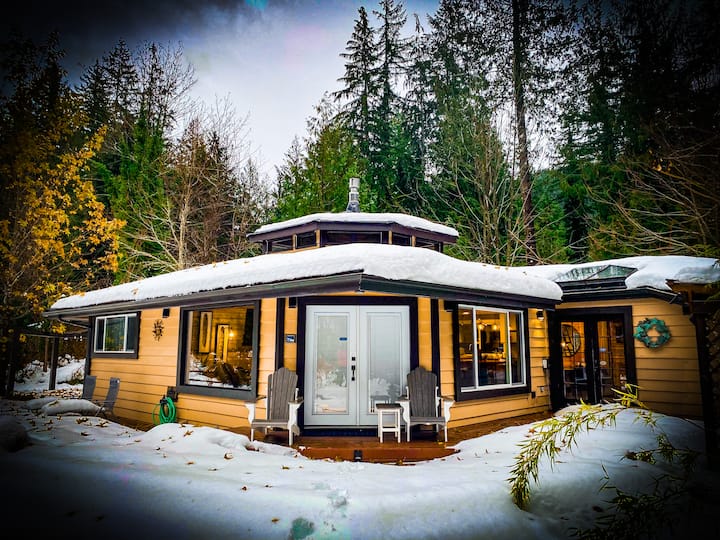 Riverfront Views + Hot Tub In Luxe Cabin - Index, WA