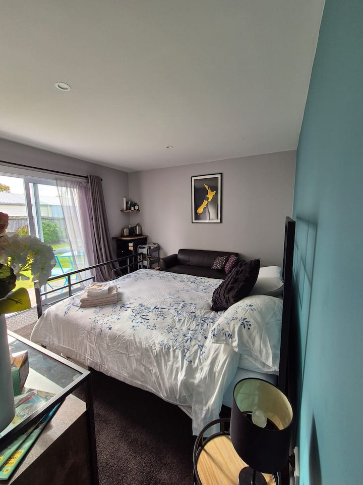 The Den On Dudley - Modern Studio Sleepout - Christchurch