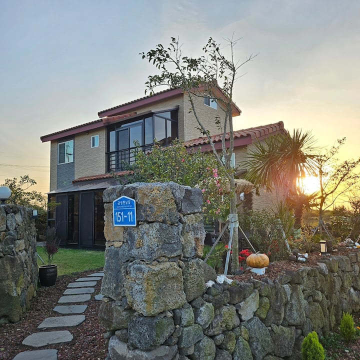 해수욕장 10분, 개별 마당, 화장실 3개, 세탁기, 독채사용, 에어컨, 난방 설치 숙소 - Jeju-si