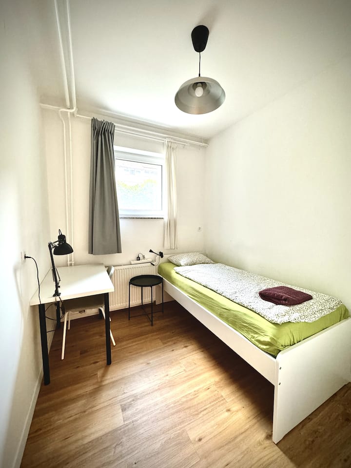 Serene Nook 15 In A Rustic Hostel Villa - Ljubljana