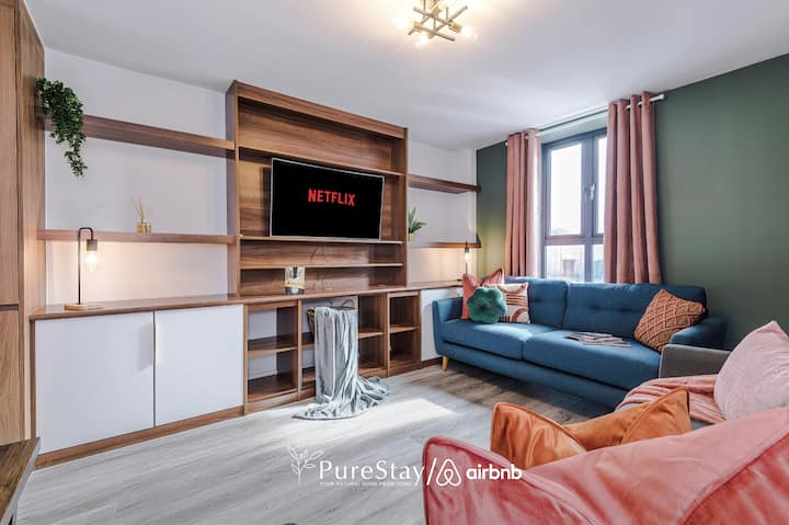 Spacious Contractor House W/ Parking By Purestay - Oldham