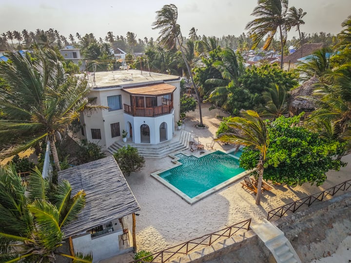 Solymar Front Beach Entire Villa With 24h Service - Tanzanie