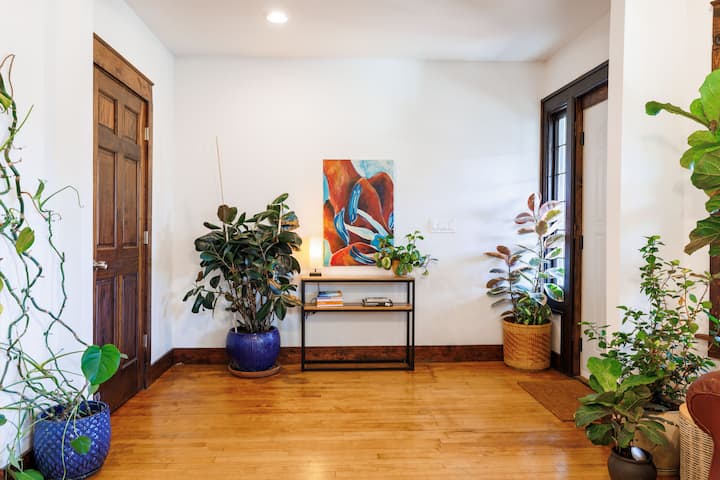 Plant-filled 2-br Hideaway 5 Min To Downtown - ミルウォーキー, WI