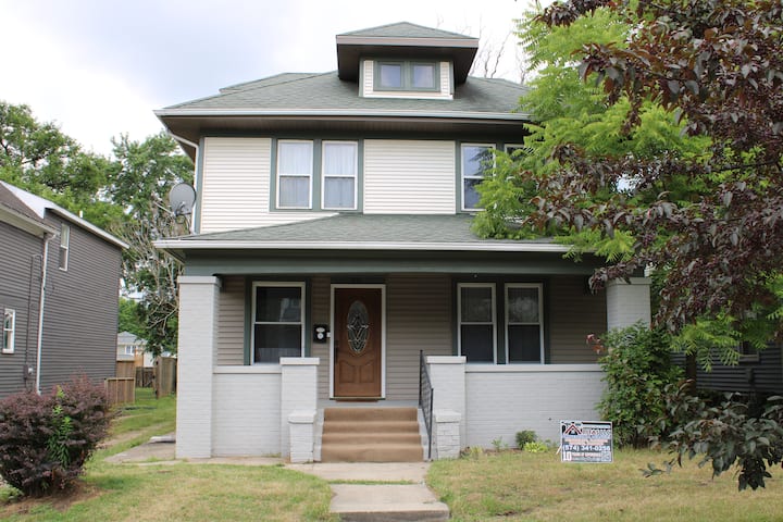 Gorgeous Home 1/2 Mile To Nd Campus - South Bend, IN