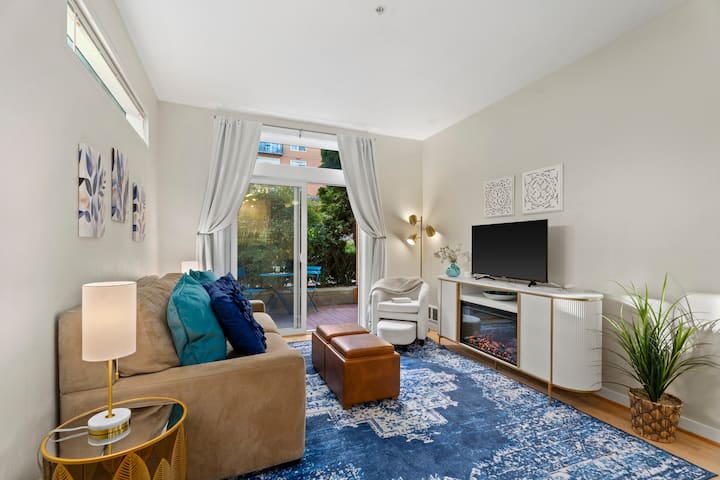 Courtyard Garden Oasis! With Pool & Parking - Seattle, WA