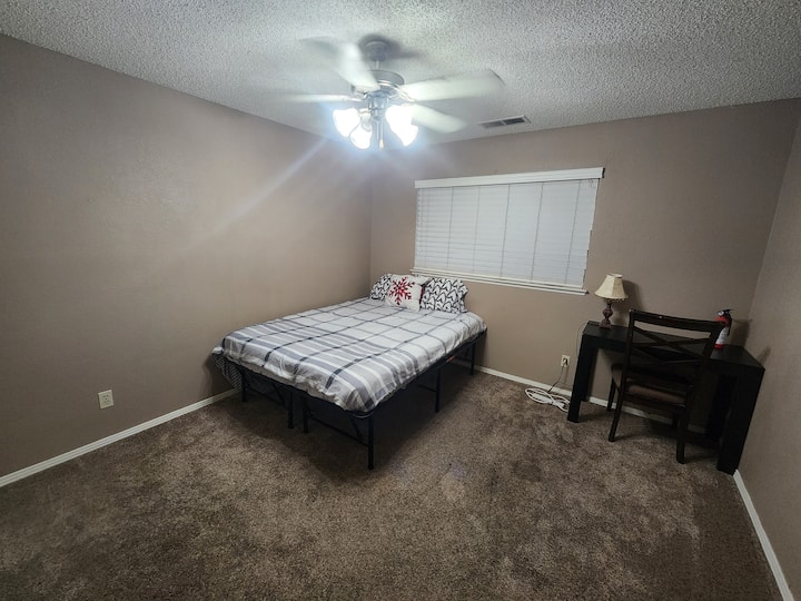 Great View Bedroom Fast Wi-fi - Fresno, CA