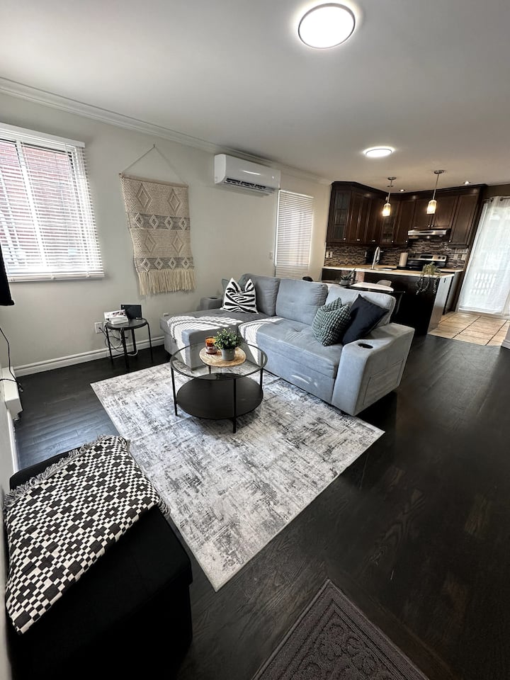 Stunning House Near The River - Laval, Canada