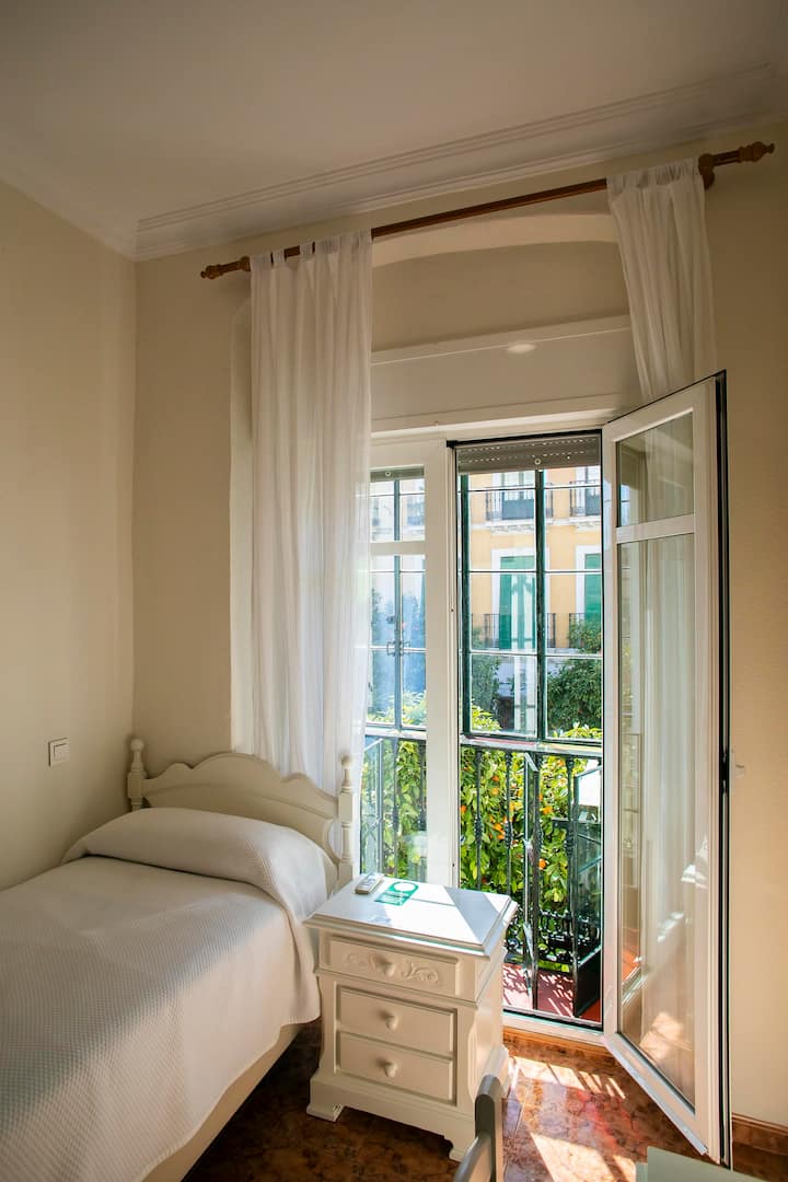 Hab. Individual Privada,con El Baño Compartido - Sevilha