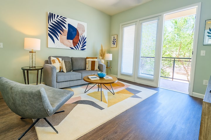 Luxury | Exquisite Galleria Condo + Pool View - Bellaire, TX