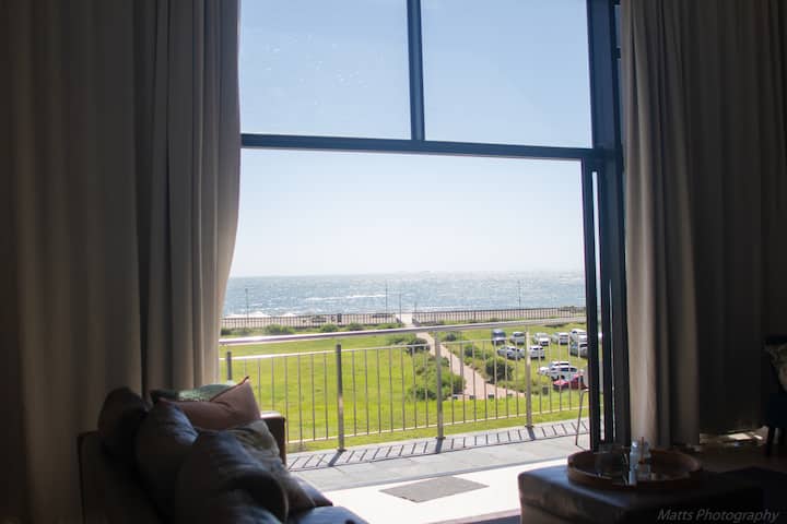 Luxurious Waterfront Penthouse With Panoramic View - 德本