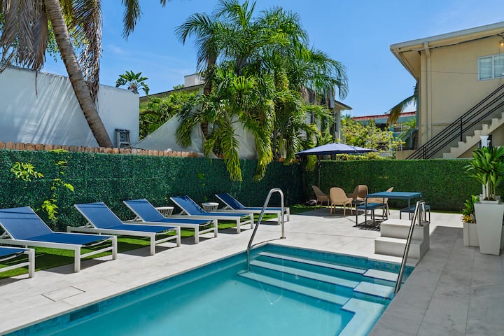 Sunburst Ste With Pool! | Parking Passes Available - South Beach, FL
