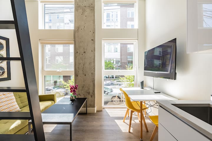 Cityscape King Bed On Broadway Modern Loft - Seattle, WA