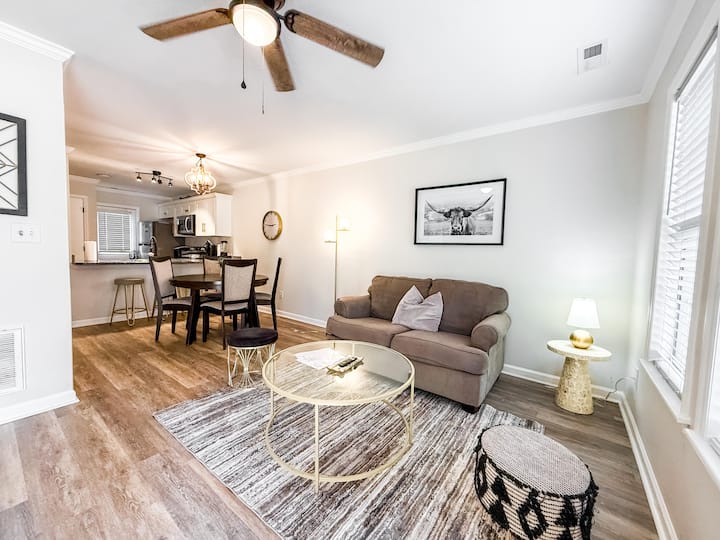 2 Bd Townhome Near Dt Raleigh - Starts At $2.6k/m - Raleigh, NC