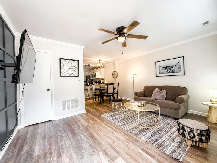 2 Bd Townhome Near Dt Raleigh - Starts At $2.6k/m - Raleigh, NC