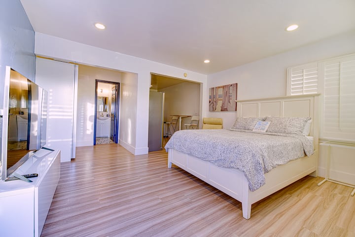 Stylish Home Steps From The Shore - Balboa Beach, CA