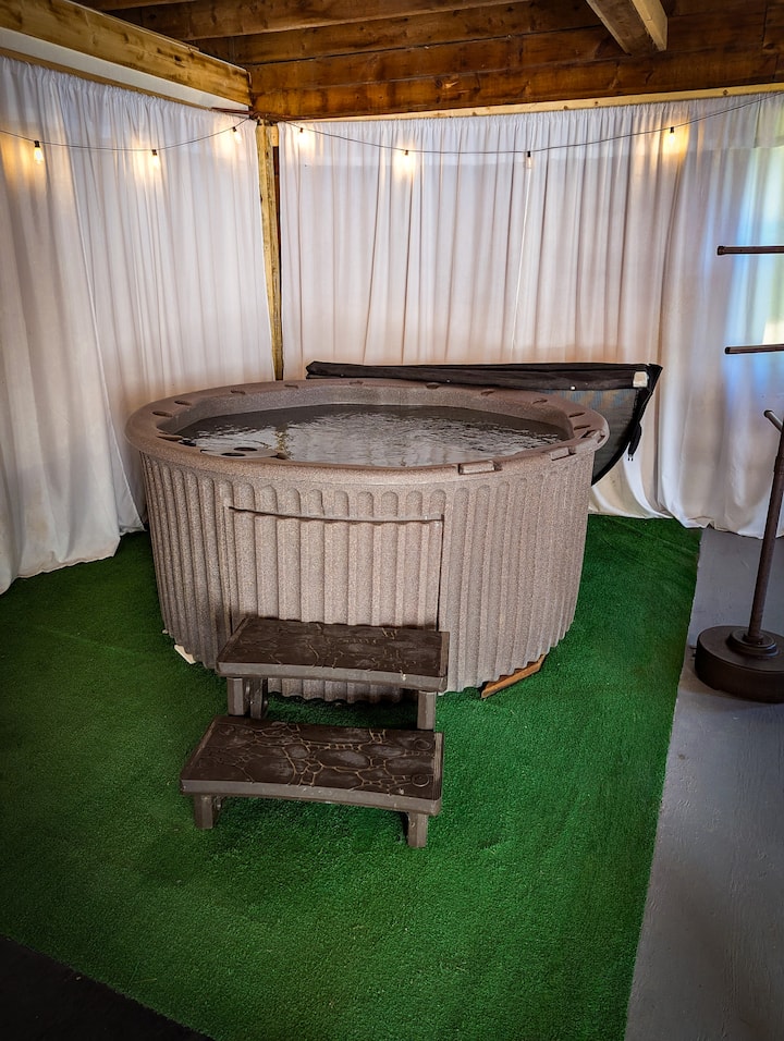 Private Hot Tub Suite - Greenfield, NH