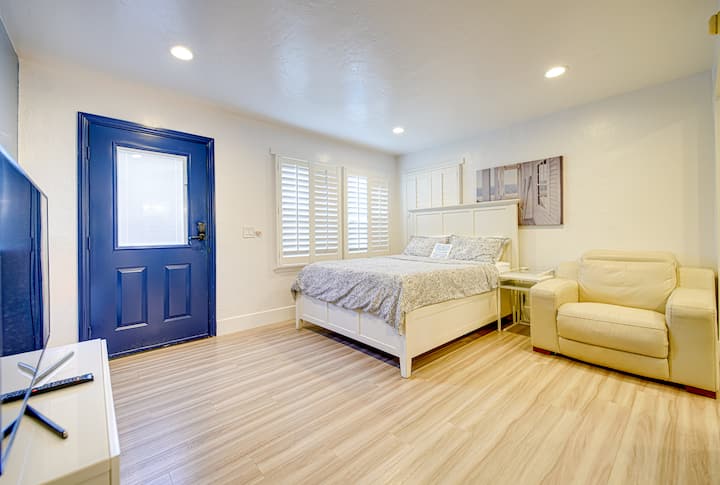 Modern Beach Home Near Beach & Bay - Newport Beach, CA