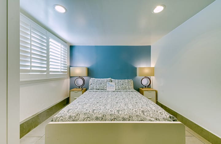 Stunning Pad In Prime Location With Yard - Newport Beach, CA