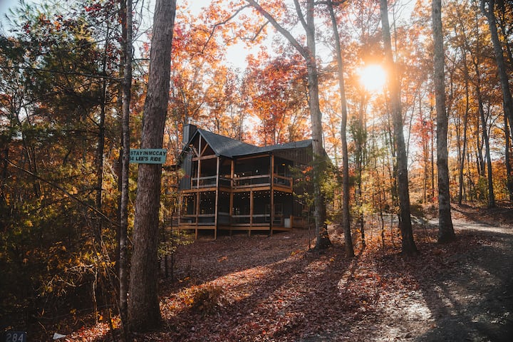 Pet Friendly Cabin | Jacuzzi & Outdoor Fireplace - United States