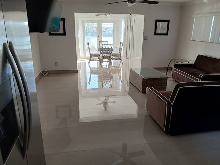 Amazing 1b/1b Condo Overlooking The Water (Unit3) - Treasure Island, FL