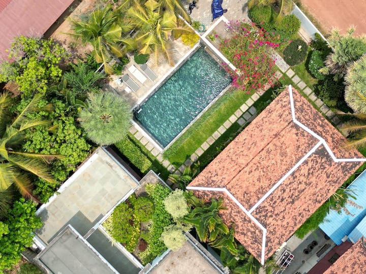 Tropical Garden & Traditional Luxury Pool Villa - Cambodia