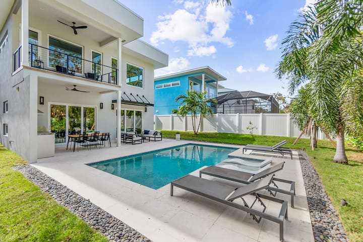 New Modern Home, Minutes From Siesta Key Beach! - Sarasota, FL