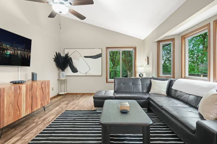 3br/2ba Home With A Hot Tub & Garage Parking - Oregon City, OR
