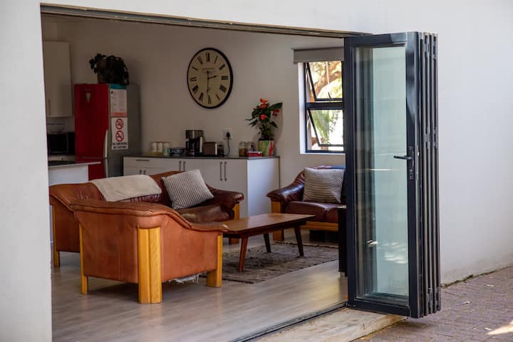 Safe And Modern Apartment In Waverly Bloemfontein - Bloemfontein