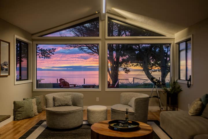 Sea-renity Haven: Oceanfront Family Retreat - Oak Harbor, WA