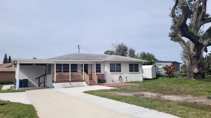 Cozy Home
Easy Access To I-4 To Orlando/tampa - Lakeland, FL